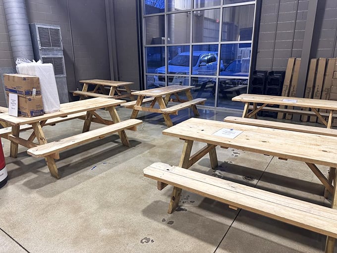 Picnic tables await those who prefer their seafood with a side of fresh air. Al fresco dining, farmers market style.