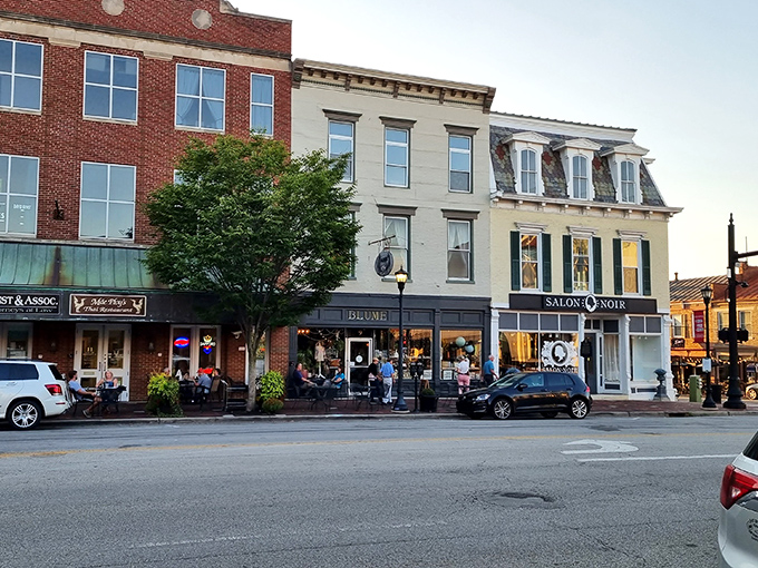 Evening brings Lebanon's downtown to life with outdoor dining and twinkling lights &ndash; proof that this historic town doesn't roll up the sidewalks at sunset.