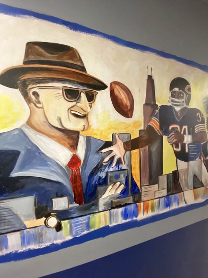 This mural summarizes Chicago culture: sports, skyline, and a certain swagger. It's a visual love letter to a city that takes its food dead seriously.