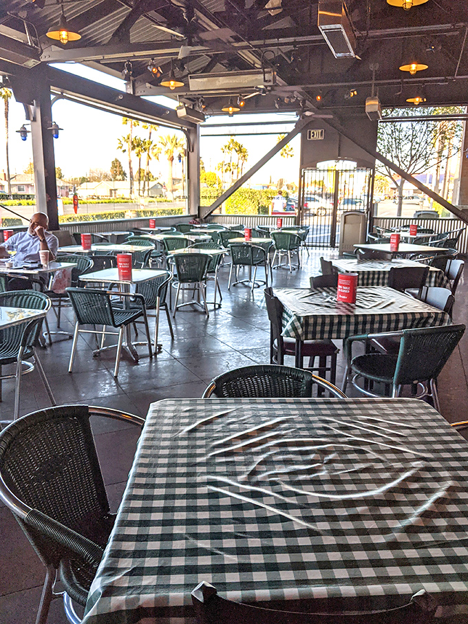 The al fresco dining area offers California sunshine with your Chicago comfort food. Best of both worlds, no winter coat required.