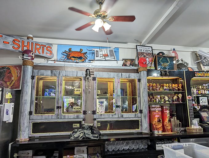 The decor celebrates seafood culture without pretension. That crab illustration isn't fine art&mdash;it's a promise of what awaits your taste buds.