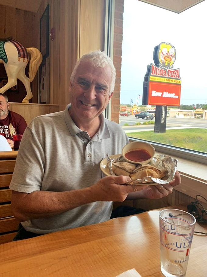 That look of pure joy says it all&mdash;the Nic-o-boli experience is worth traveling for, with that side of marinara ready for dunking action.