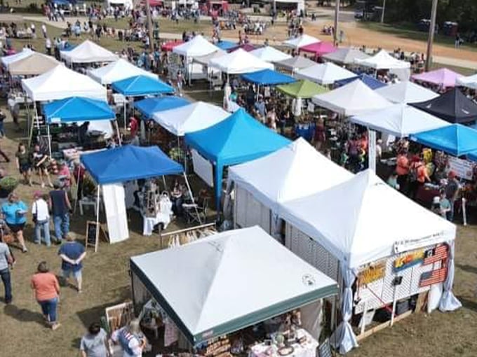 Community gatherings in Eminence aren't just events&mdash;they're reunions where strangers quickly become friends over shared plates and shared stories.