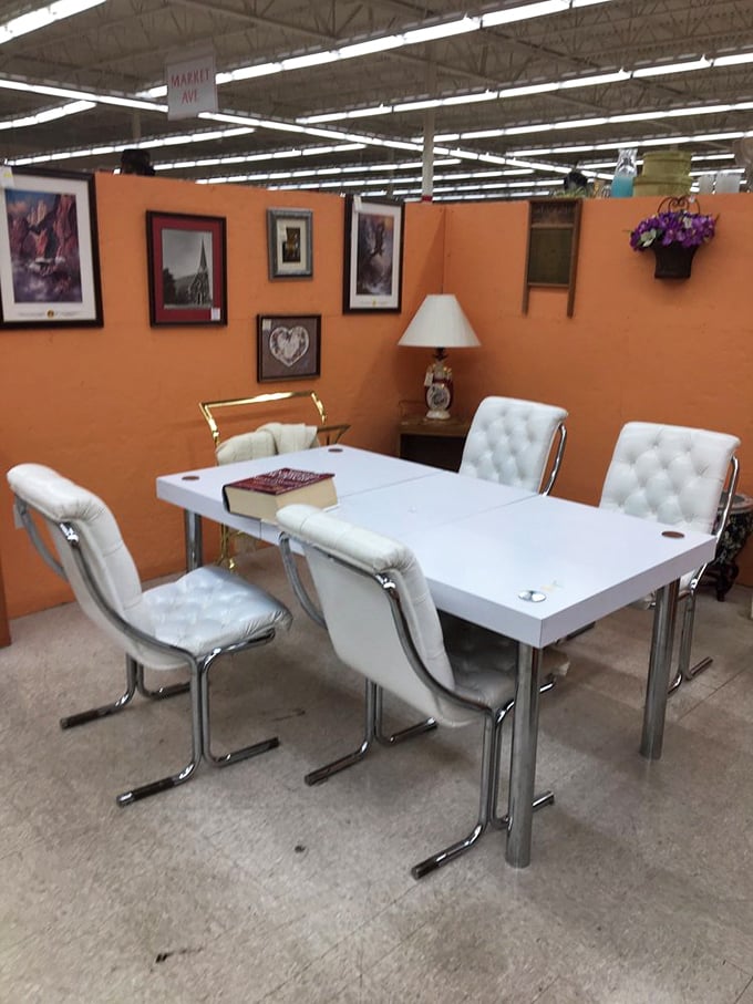 This sleek white desk paired with tufted chairs screams 1970s executive realness. Don Draper would approve of this workspace swagger.