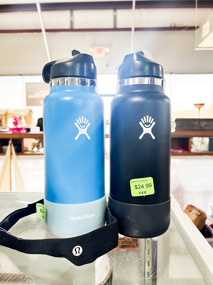 Hydro Flask heaven! These nearly-new water bottles keep your drinks cold and your conscience clear—sustainable shopping at its finest.