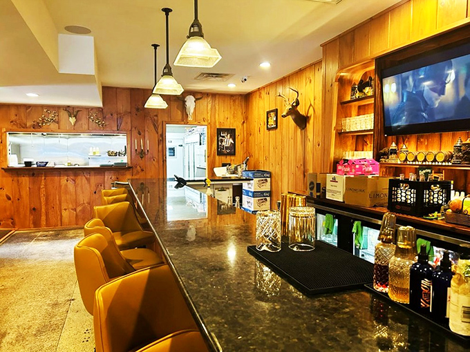 A bar that understands its mission: provide cold beverages that complement rather than compete with the star of the show – smoked meat.