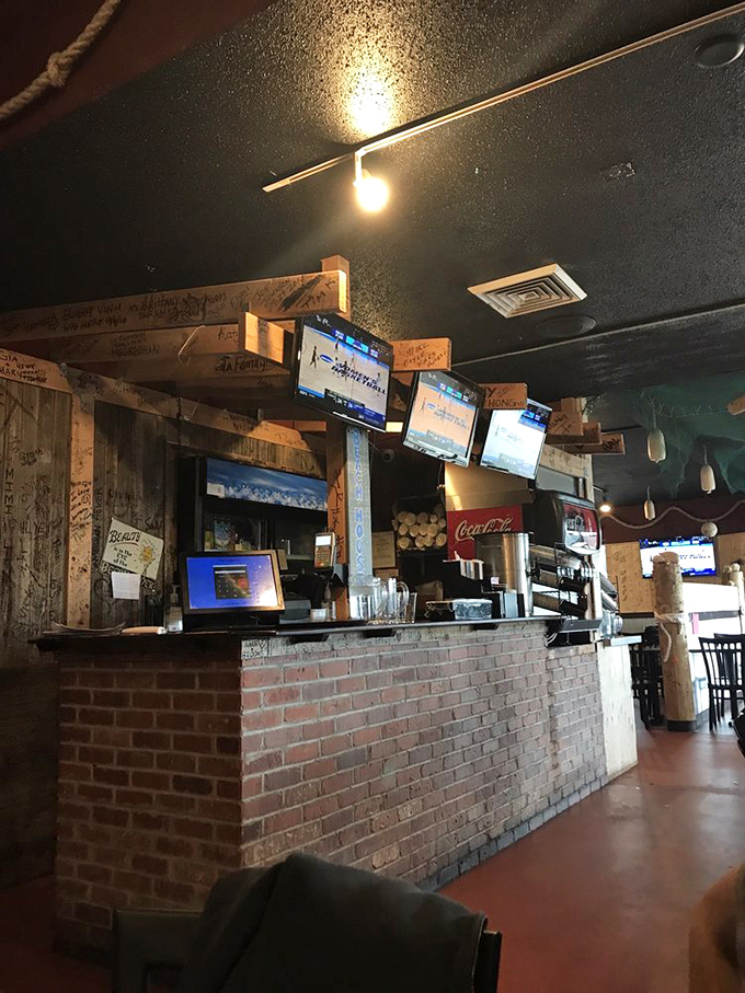 The bar area serves up cold drinks to extinguish Cajun-spice heat. Because nothing complements seafood better than something cold and refreshing to wash it down.