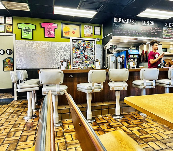 Counter seating: where breakfast becomes theater and you get front-row tickets to the sizzle, flip, and serve show.