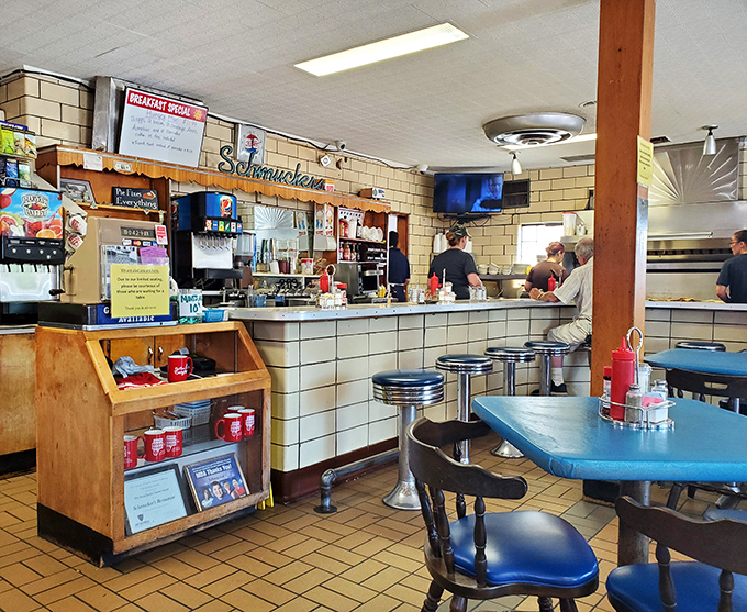 The counter—where solo diners become regulars, servers become friends, and the coffee is always just a nod away.