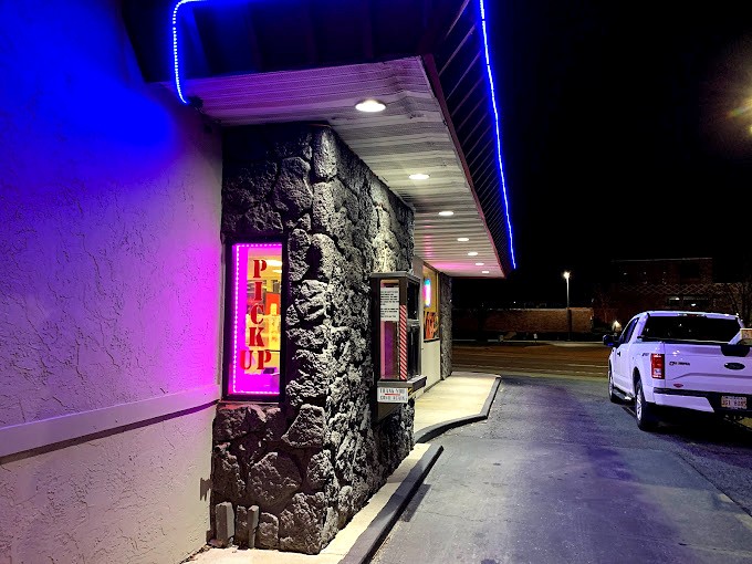 Even at night, those stone walls and neon lights beckon seafood pilgrims like a culinary lighthouse on a sea of asphalt.