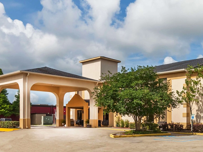 Even the hotels embrace that distinctive Louisiana architectural style – where comfort meets Southern hospitality under generous porticos.