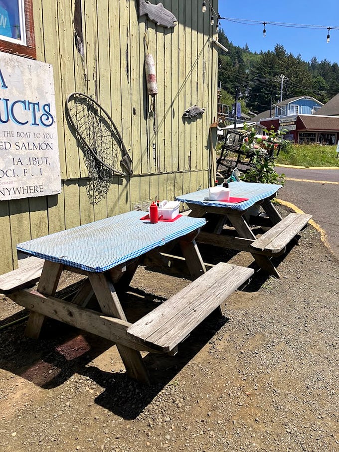 Outdoor picnic tables with fishing nets as decor—because sometimes the best seasoning is a side of authentic coastal atmosphere.