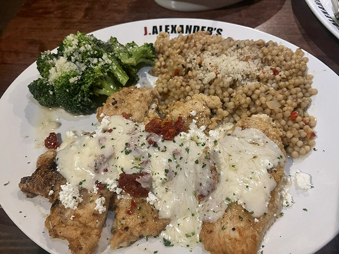 A plate that proves vegetables can be more than an obligation. The chicken Palermo brings Mediterranean sunshine to Louisiana tables.