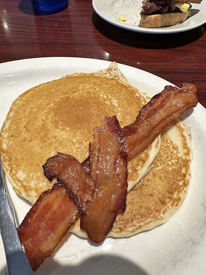 Pancakes and bacon: breakfast's power couple that makes celebrity duos look like amateurs. Golden discs that deserve their own red carpet.