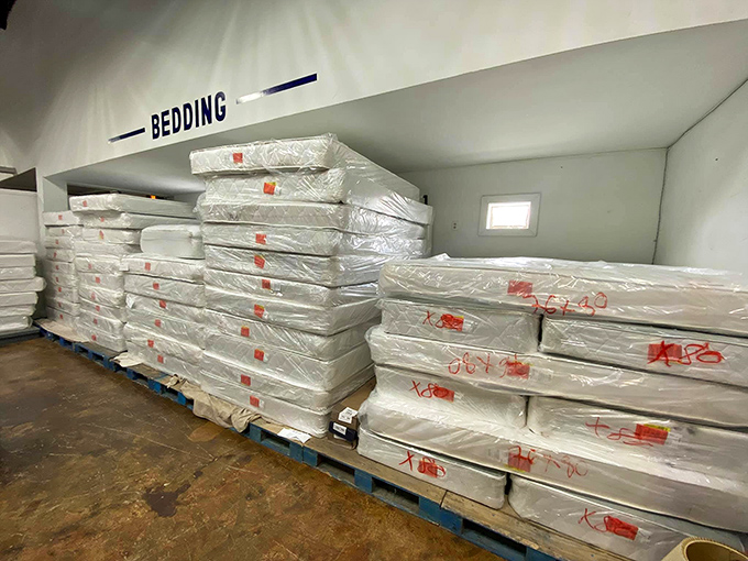 Who needs the mattress store when pristine bedding awaits at fraction prices? Sweet dreams without the financial nightmares.