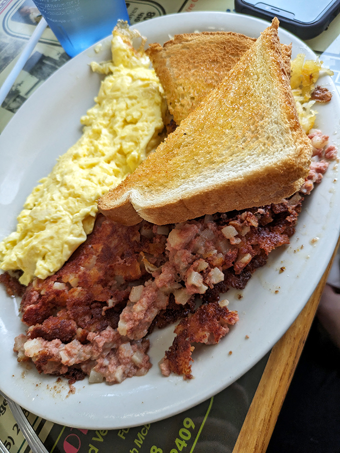 Corned beef hash with eggs – the breakfast equivalent of a warm hug from someone who really gets you. Toast stands by for mopping duties.