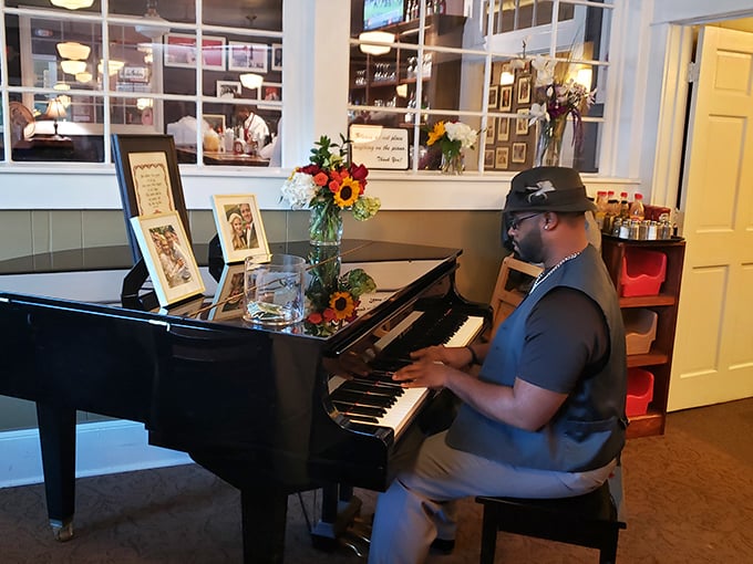 Live piano transforms a meal into an occasion, the soundtrack to your Southern feast making calories taste even better.