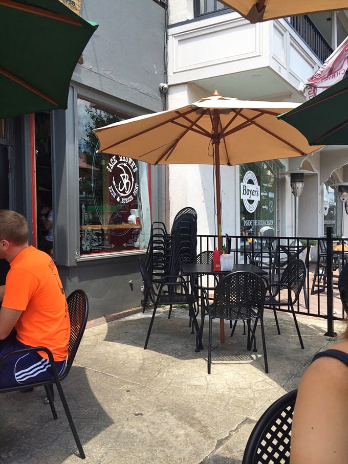 Al fresco burger consumption: where the fresh air somehow makes everything taste even better. Urban dining at its most relaxed.