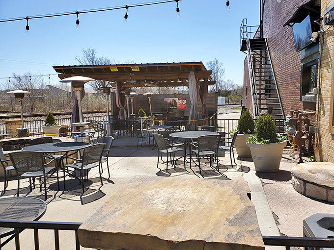 Al fresco dining, Midwestern style&mdash;where fresh air enhances the anticipation of the meaty delights that await inside.