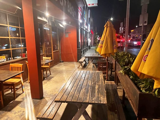 Outdoor seating for those who prefer their meat sweats with a side of fresh air and La Brea people-watching.