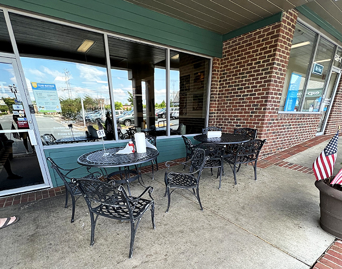 When Virginia weather cooperates, these outdoor tables become prime real estate&mdash;like beachfront property for burger enthusiasts.
