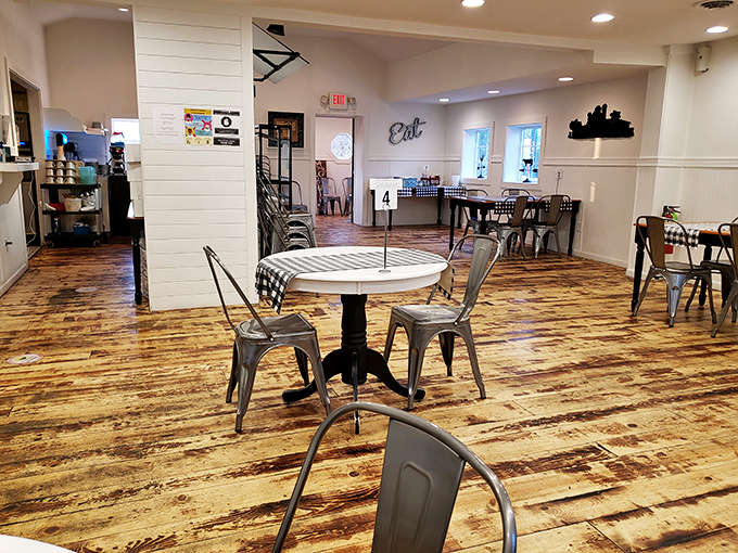 The "Eat" sign isn't just decor&mdash;it's the most straightforward advice you'll ever receive. And at Southern Grille, you'd be wise to follow it.