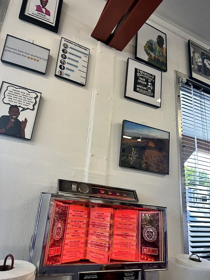 Wall d&eacute;cor that tells stories without saying a word. That jukebox has probably witnessed more food joy than a Thanksgiving table.