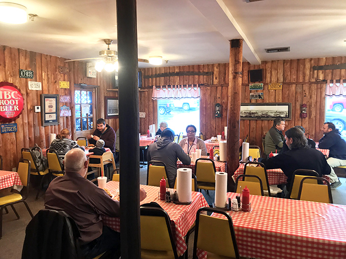 No fancy lighting or designer chairs here&mdash;just people experiencing the universal language of "mmm" in its natural habitat.