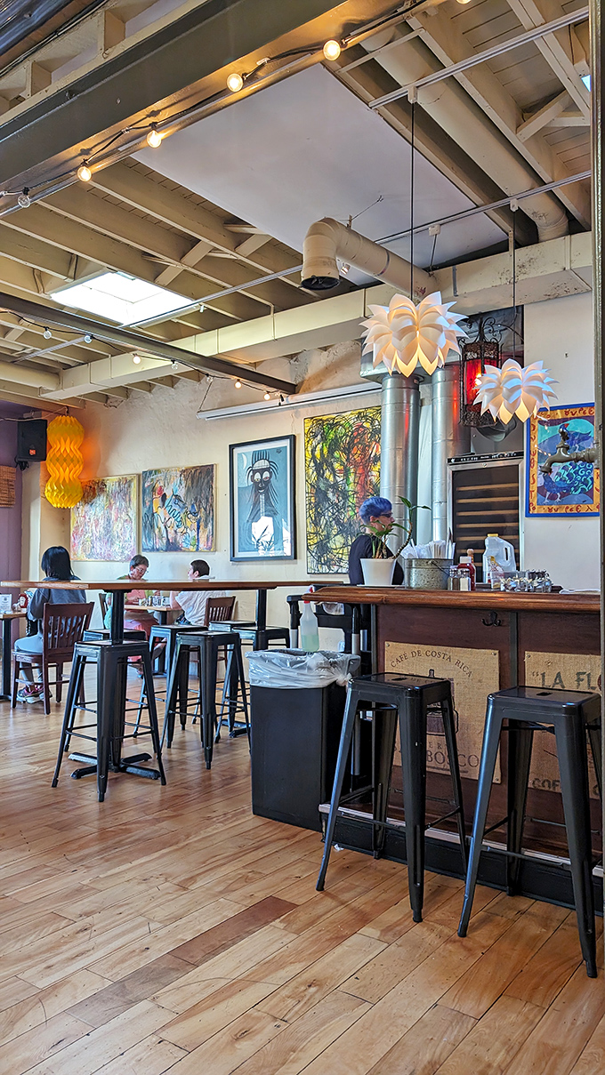 Art on the walls, art on the plates. Spoons' interior combines urban charm with breakfast theater in the most delightful way.