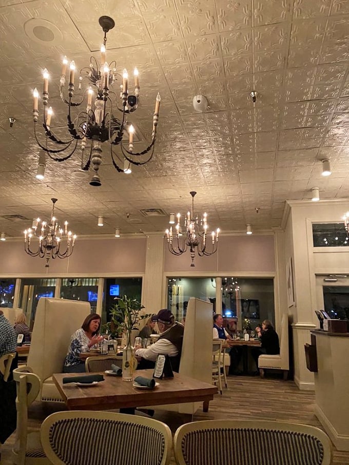 Evening dining at Palmer's feels like you've been invited to a sophisticated friend's dinner party&mdash;one who hired professional lighting designers.