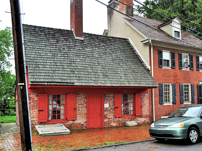 With its vibrant red shutters and door, this tiny Dutch colonial home proves good things came in small packages even in the 17th century.