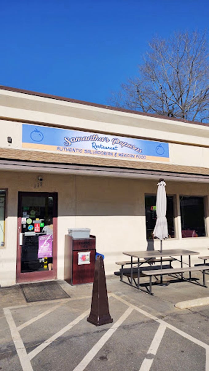 By day, it welcomes hungry patrons with sunny promise. The picnic tables hint that good things are worth waiting for, even outdoors. 