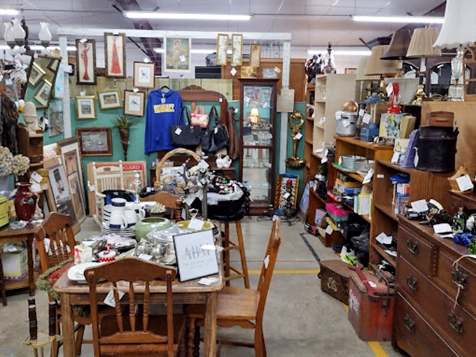 A perfectly staged vignette that could be straight out of a design magazine. Treasure hunting has never looked so sophisticated.