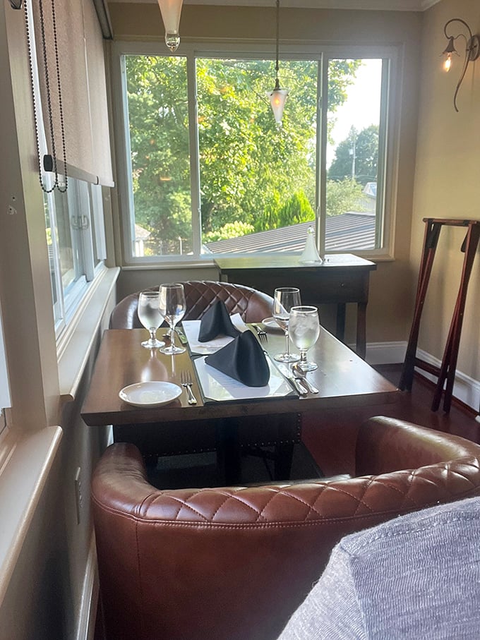 Those leather banquettes and carefully set tables whisper "special occasion" without shouting "stuffy formality." The perfect balance for memorable meals.