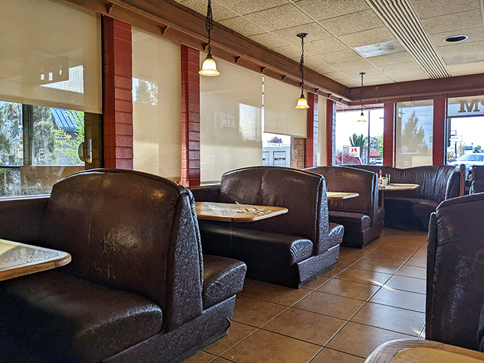 Cozy booths bathed in warm light create the perfect setting for both first dates and fiftieth anniversaries. Comfort never goes out of style.