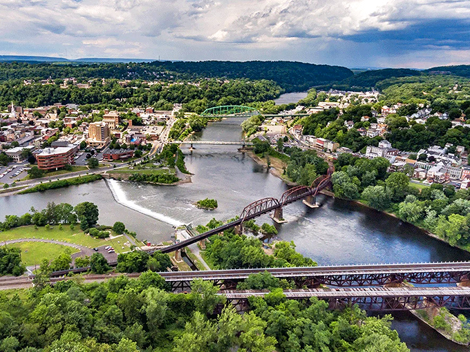 Easton's aerial perspective showcases the town's perfect proportions &ndash; a human-scaled community where rivers, roads, and architecture create harmony. 