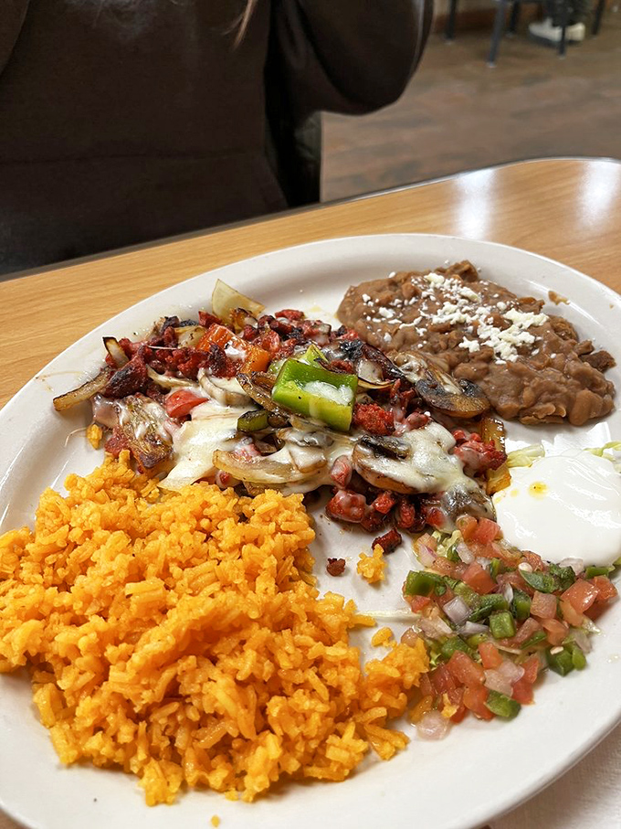 The Alambre brings together meat, vegetables, and cheese in a relationship more harmonious than most celebrity marriages. A true Mexican greatest hits album.