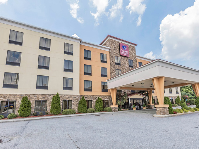A stone-faced welcome that feels anything but cold. Comfort Suites offers travelers a convenient base for exploring Commerce's hidden treasures.