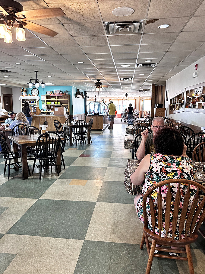 The dining room hums with the universal language of good food&mdash;conversations punctuated by the occasional "mmm" and "you've got to try this."