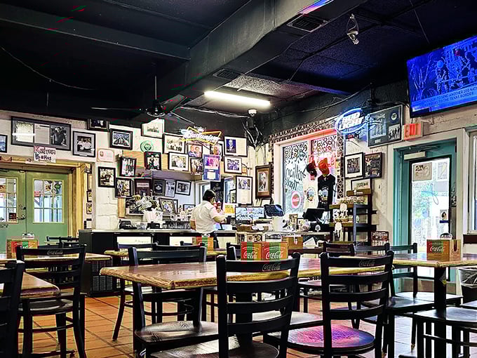 Where breakfast dreams come true amid walls covered with memories. The open kitchen performs its daily magic while diners witness the show.