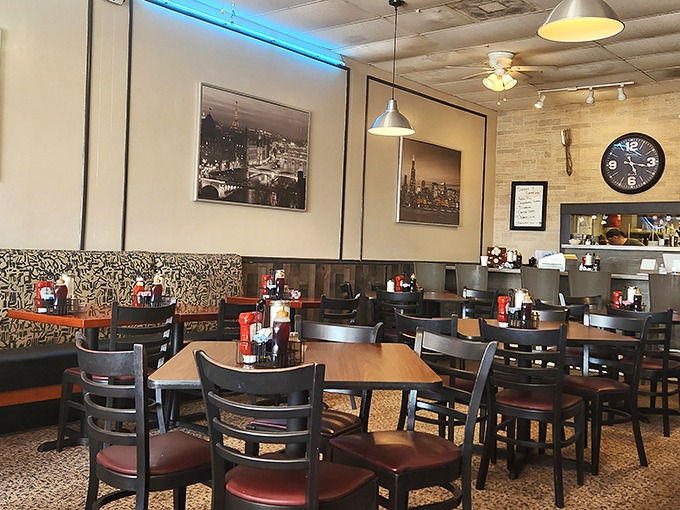 Black and white cityscapes on the walls, colorful conversations at the tables – the perfect backdrop for Florida's comfort food theater.