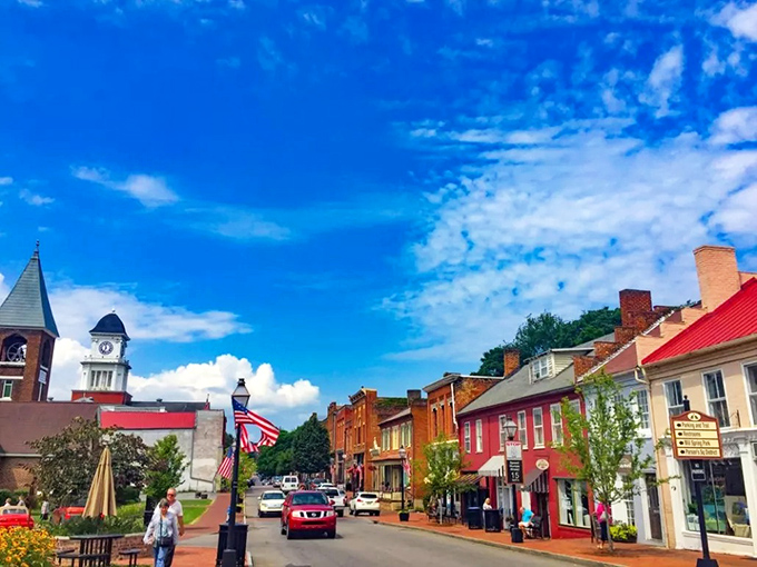 Brick buildings, American flags, and enough architectural eye candy to satisfy your Instagram feed for weeks. Main Street is Tennessee history in full color.
