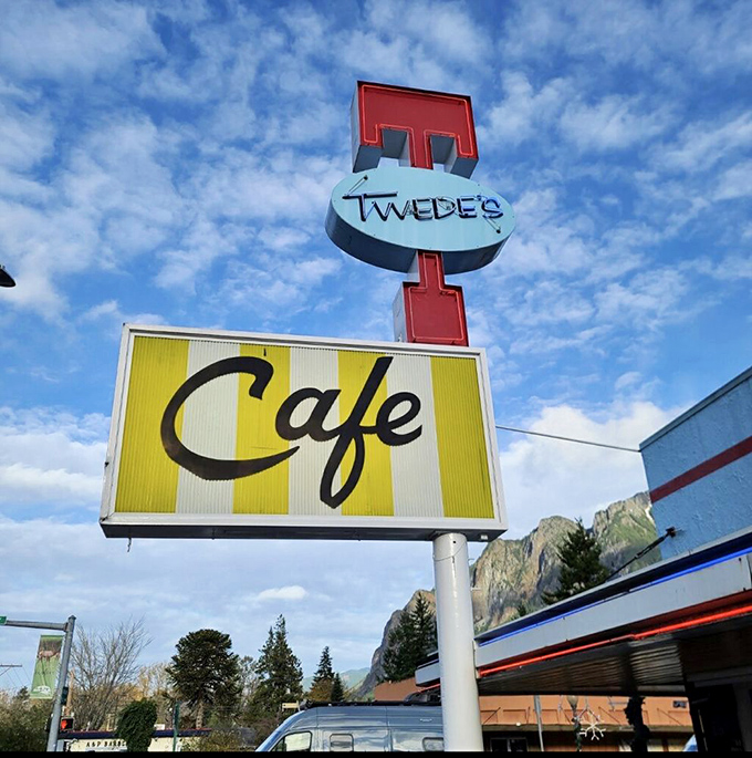 The Twede's sign against a perfect blue Washington sky &ndash; a beacon of hope for those who believe breakfast should be available at all hours.