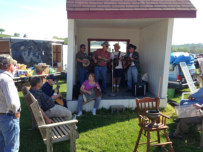 Live tunes that make shopping feet tap! These musicians provide the perfect soundtrack for your treasure-hunting adventure.