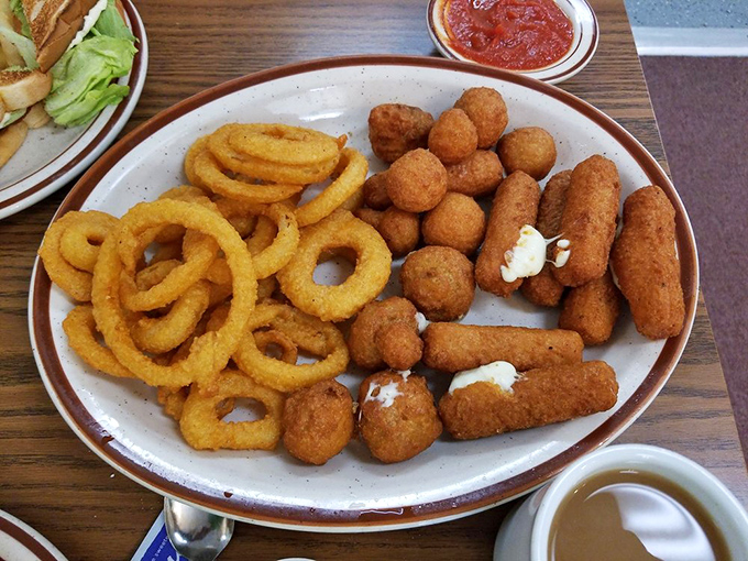 Golden onion rings and crispy cheese sticks&mdash;the supporting actors that steal the show. Dip them in marinara and discover why vegetables fried in batter are superior.