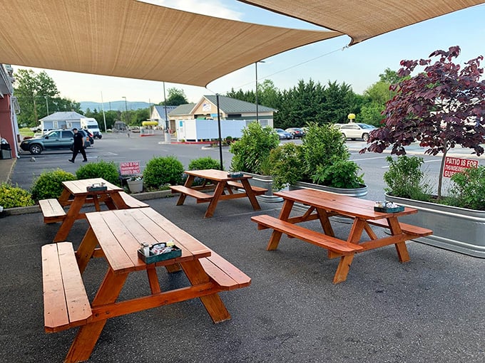 When Virginia weather cooperates, these outdoor tables become the best seats in the house, with mountain views on the side.
