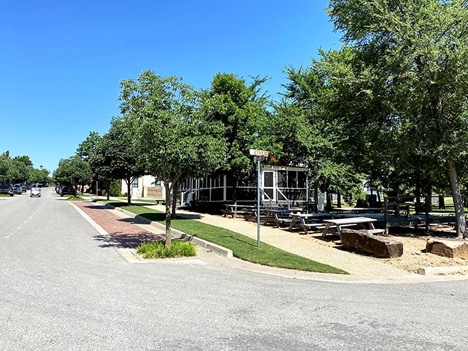 Tree-lined perfection meets small-town ease at this corner restaurant, where outdoor picnic tables promise meals enhanced by sunshine and gentle breezes.