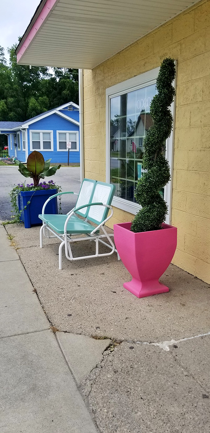 A cheerful exterior with seating that says, "Go ahead, enjoy that doughnut right now &ndash; we both know it won't survive the car ride home."