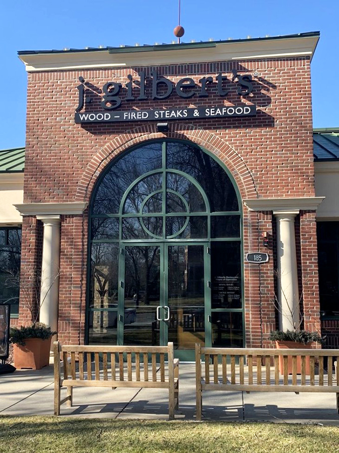 The exterior that launched a thousand meat sweats. Behind these brick walls and green-framed windows, prime rib legends are born daily.