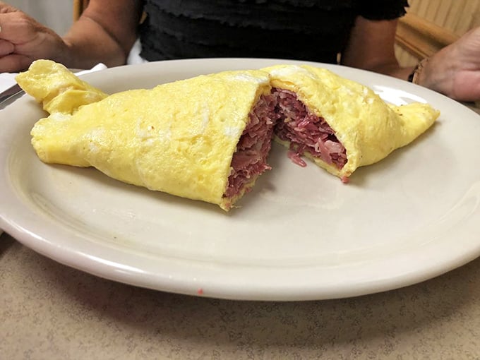 When breakfast meets deli magic: a corned beef omelet that makes ordinary eggs seem like a missed opportunity. Yellow on the outside, paradise within.